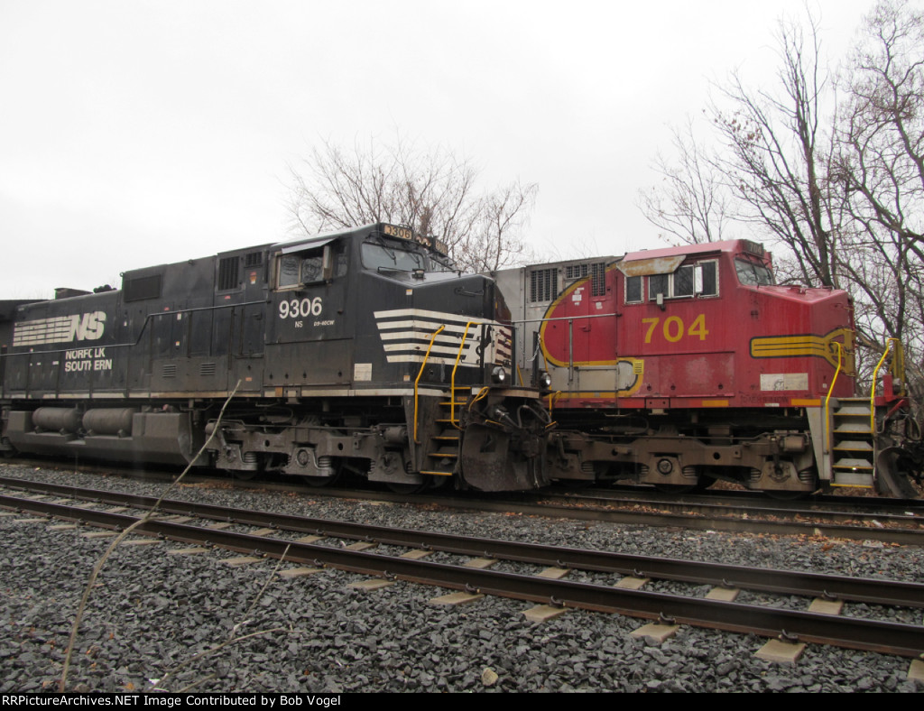 NS 9306 and BNSF 704